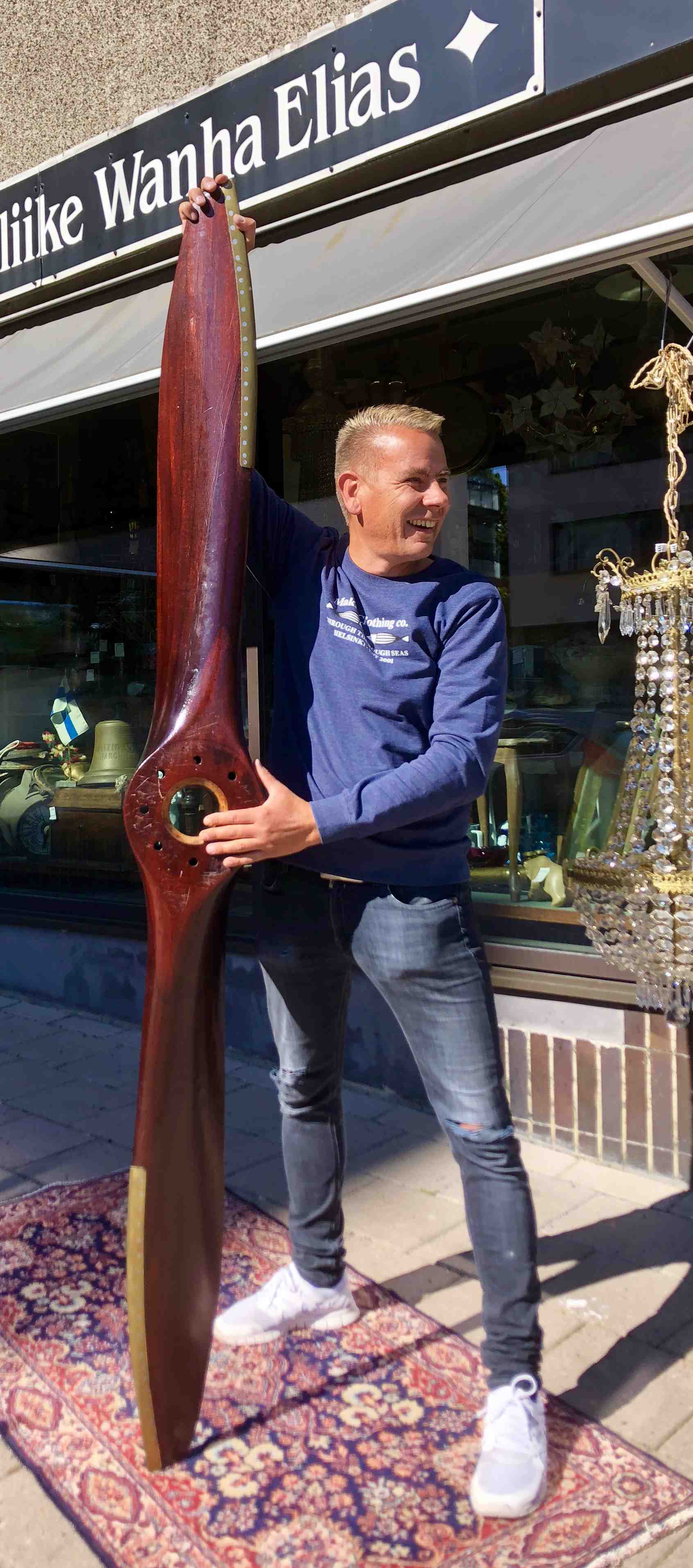 LENTOKONEEN ISO POTKURI | Antiikkiliike Wanha Elias