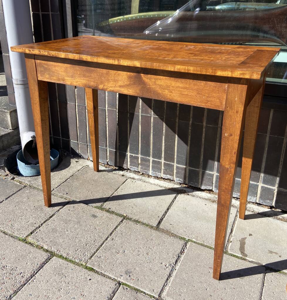 KAPEA SIVUPÖYTÄ | Antiikkiliike Wanha Elias